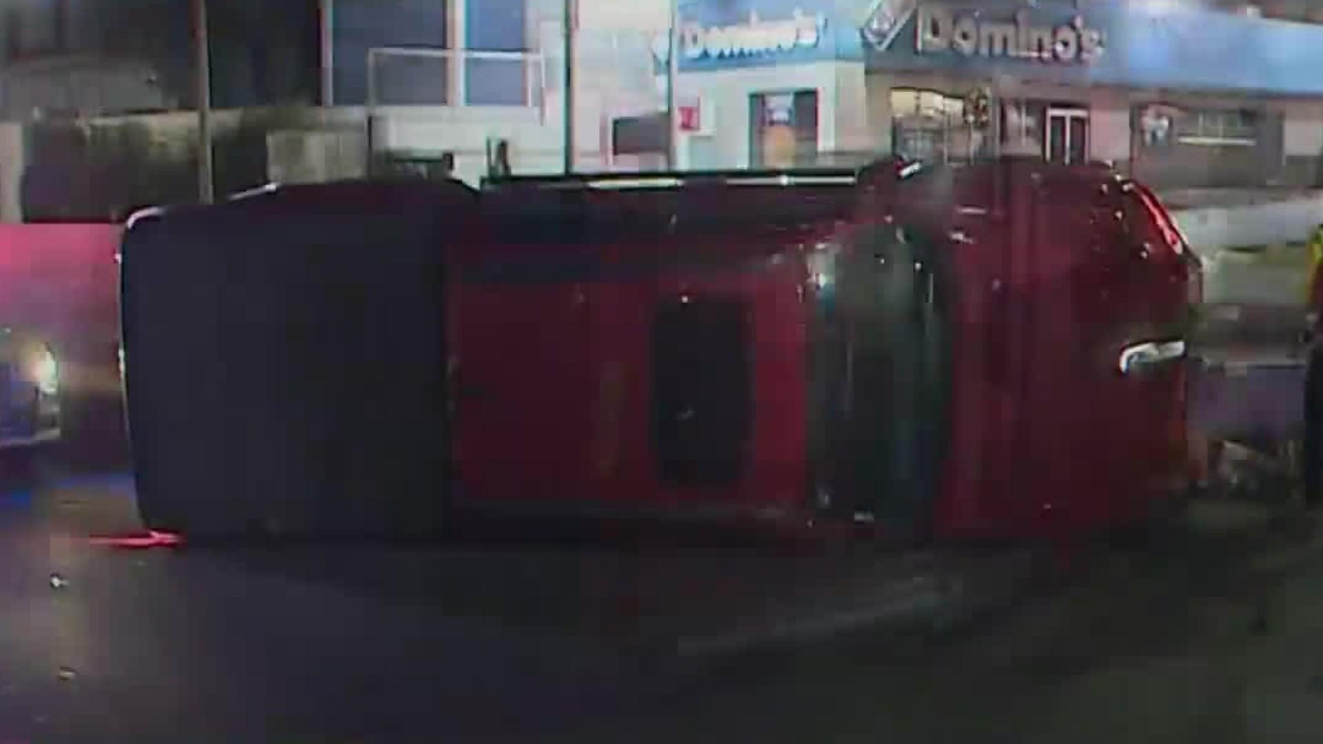 Vuelca Camioneta en Avenida Paseo de los Leones en Monterrey | N+